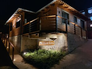 Chalé | Fachada do alojamento (tarde/noite)