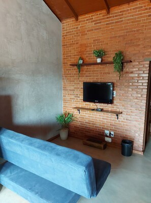 Chalé | Sala de estar | Televisor LCD de 32 polegadas com canais por cabo, lareira 