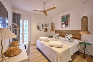Quarto Duplo ou Twin Standard | Cofre com capacidade para portátil, secretária 