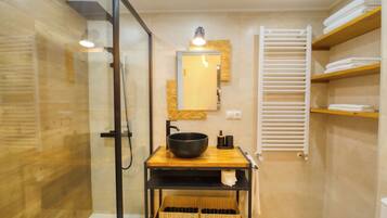 Apartamento Premium, 1 quarto | Casa de banho | Um polibã, um chuveiro fixo, produtos de higiene exclusivos