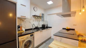 Apartamento premium, 1 quarto | Cozinha privada | Geladeira grande, micro-ondas, fogão, cooktop