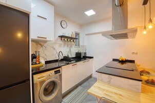 Apartamento Premium, 1 quarto | Cozinha privada | Um frigorífico/congelador grande, um micro-ondas, um forno 