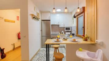 Apartamento superior, 1 quarto | Cozinha privada | Geladeira grande, micro-ondas, fogão, cooktop