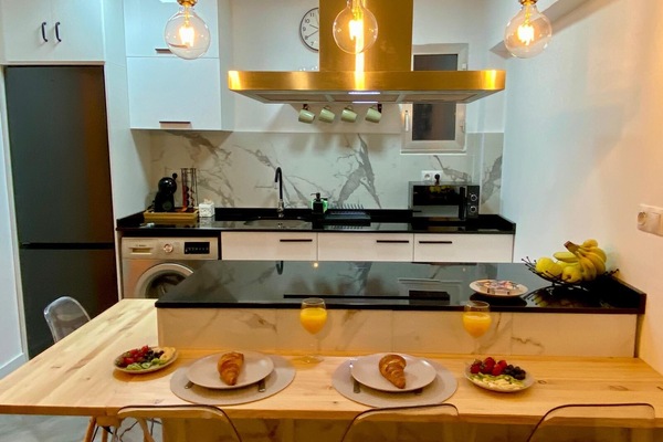 Apartamento premium, 1 quarto | Cozinha privada | Geladeira grande, micro-ondas, fogão, cooktop
