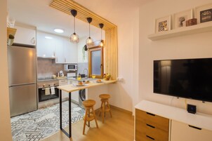 Apartamento Superior, 1 quarto | Cozinha privada | Um frigorífico/congelador grande, um micro-ondas, um forno 