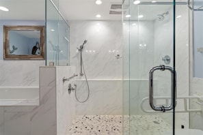 Condo, várias camas (Shoreline Towers 1073) | Banheiro