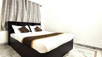 Quarto casal standard, 1 cama Queen | Camas com colchões de espuma com sistema de memória