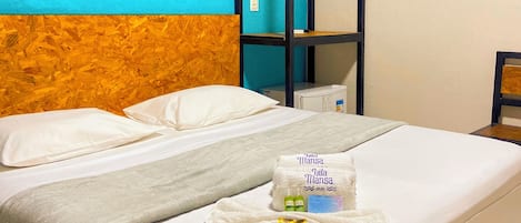 Quarto duplo standard | Frigobar, Wi-Fi de cortesia, roupa de cama