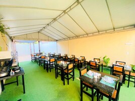 Café da manhã com buffet grátis todos os dias