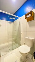 Quarto Quádruplo Standard | Casa de banho | Um polibã, artigos de higiene pessoal grátis, roupões