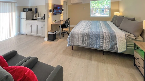 Triluxe Inn & Studios - Fort Myers Beach, FL