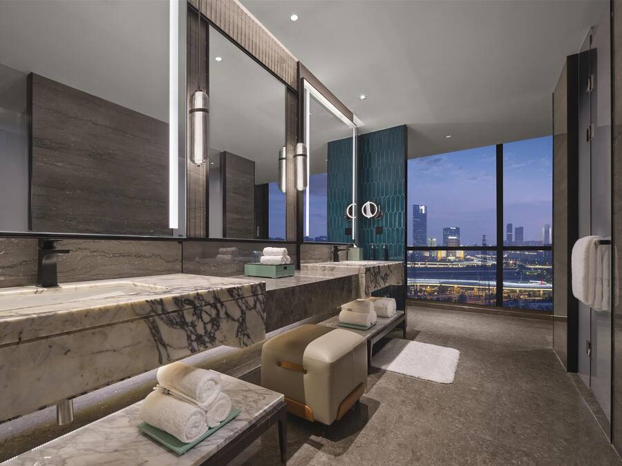 Suíte presidencial, 1 cama King | Banheiro | Banheira e chuveiro separados, produtos de toalete grátis