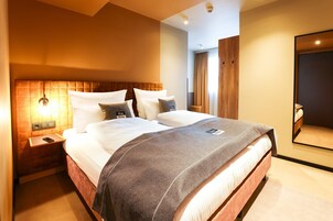 Cofres nos quartos, escrivaninha, ferros/tábuas de passar roupa