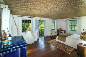 Suíte luxo, vista para o jardim | Ferros/tábuas de passar roupa, Wi-Fi de cortesia