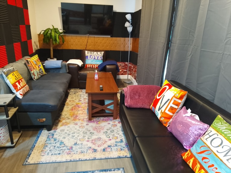 Cozy Queen Bed For Travellers And Workers In Rocky Mountain House Area - ロッキー・マウンテン・ハウス