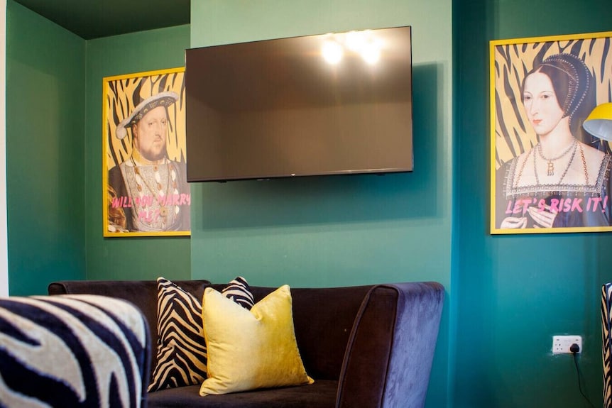 Tudor-themed 6-bed Village Gem - Malvern