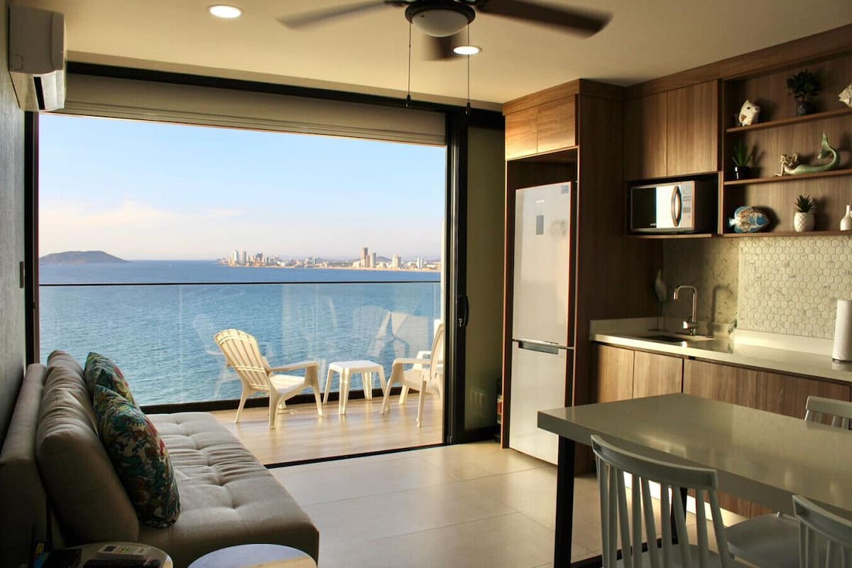 Apartamento conforto, varanda, vista para o mar | Área de estar