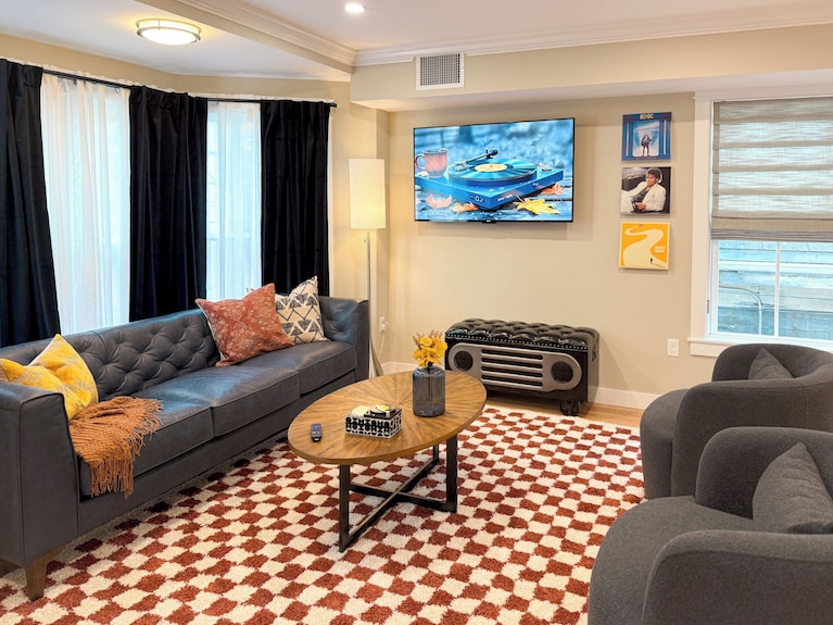 Music City Vibe ~ Luxe ~ Pvt Deck ~ Dwtn ~ <2min To Mkt Sq - Greenland, NH