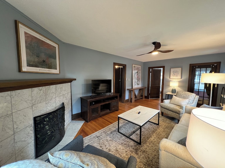 Warm, Charming 3br House W Fenced Yard In Quiet Neighborhood Close To Everything - Springfield, MA