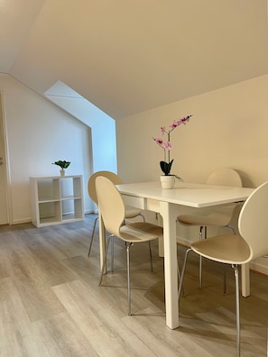 Apartamento Executivo | Cozinha privada | Um frigorífico/congelador grande, um micro-ondas 