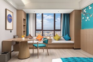 Espaço de trabalho para notebook, Wi-Fi de cortesia, roupa de cama