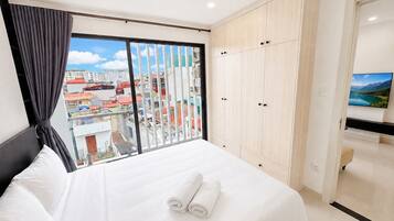Apartamento Familiar, varanda, Vista para a cidade | Cofre no quarto, secretária, cortinas/cortinados opacos, Wi-fi grátis