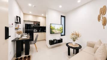 Apartamento Básico | Cozinha privada | Um frigorífico/congelador grande, um micro-ondas, um forno