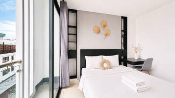 Apartamento Deluxe, varanda, Vista para a cidade | Cofre no quarto, secretária, cortinas/cortinados opacos, Wi-fi grátis