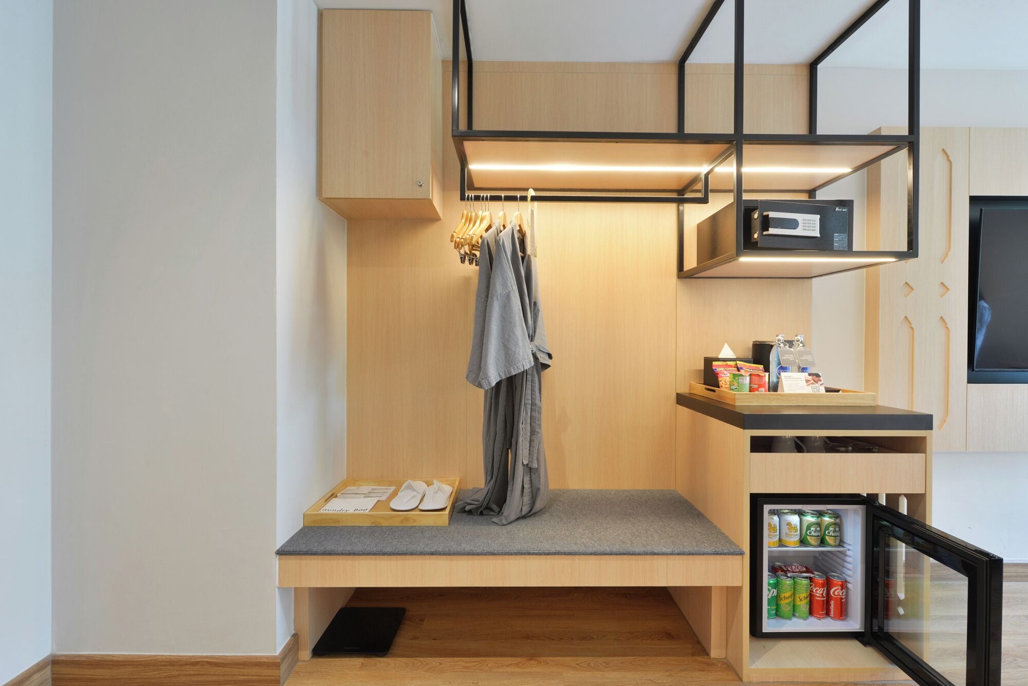 Quarto luxo, 1 cama King, sacada, vista para a cidade | Cofres nos quartos, ferros/tábuas de passar roupa, Wi-Fi de cortesia