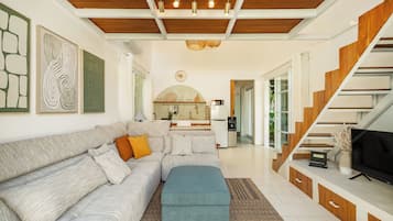 Villa Lua de Mel, 1 quarto, vista para a piscina | Sala de estar | Smart TV de 42 polegadas com canais digitais, Netflix