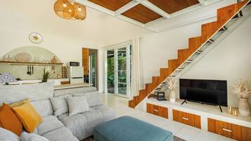 Villa Lua de Mel, 1 quarto, vista para a piscina | Sala de estar | Smart TV de 42 polegadas com canais digitais, Netflix