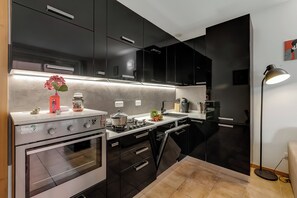 Geladeira, fogão, cooktop, cafeteira/chaleira