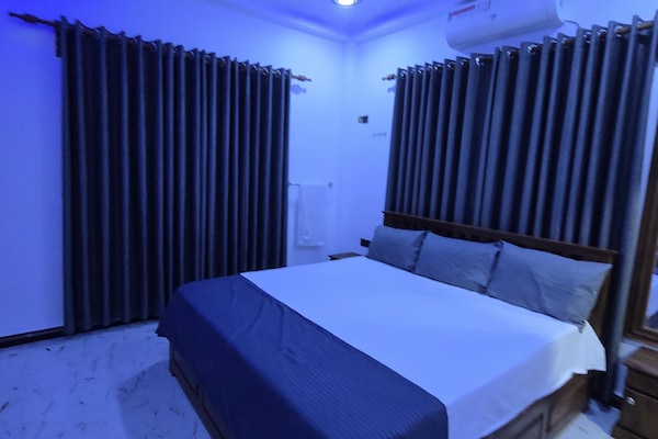 Quarto casal básico, sacada, vista para o jardim | Quartos à prova de som, ferros/tábuas de passar roupa, Wi-Fi de cortesia
