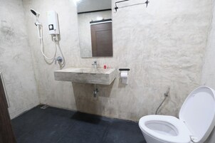 Quarto Deluxe | Casa de banho | Um polibã, toalhas fornecidas, sabão, champô 