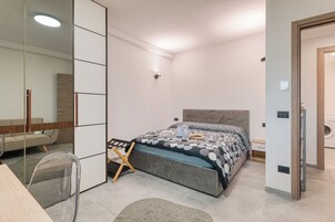 Apartamento Standard, vários quartos (Gemma Marina near Villa Grock Museum) | 1 quarto, secretária adequada para computadores portáteis