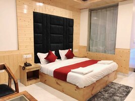 Quarto Deluxe, vista para a montanha | Secretária, Wi-fi grátis 