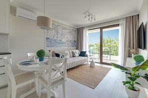 Apartamento luxo, vista para a cidade | Sala de estar