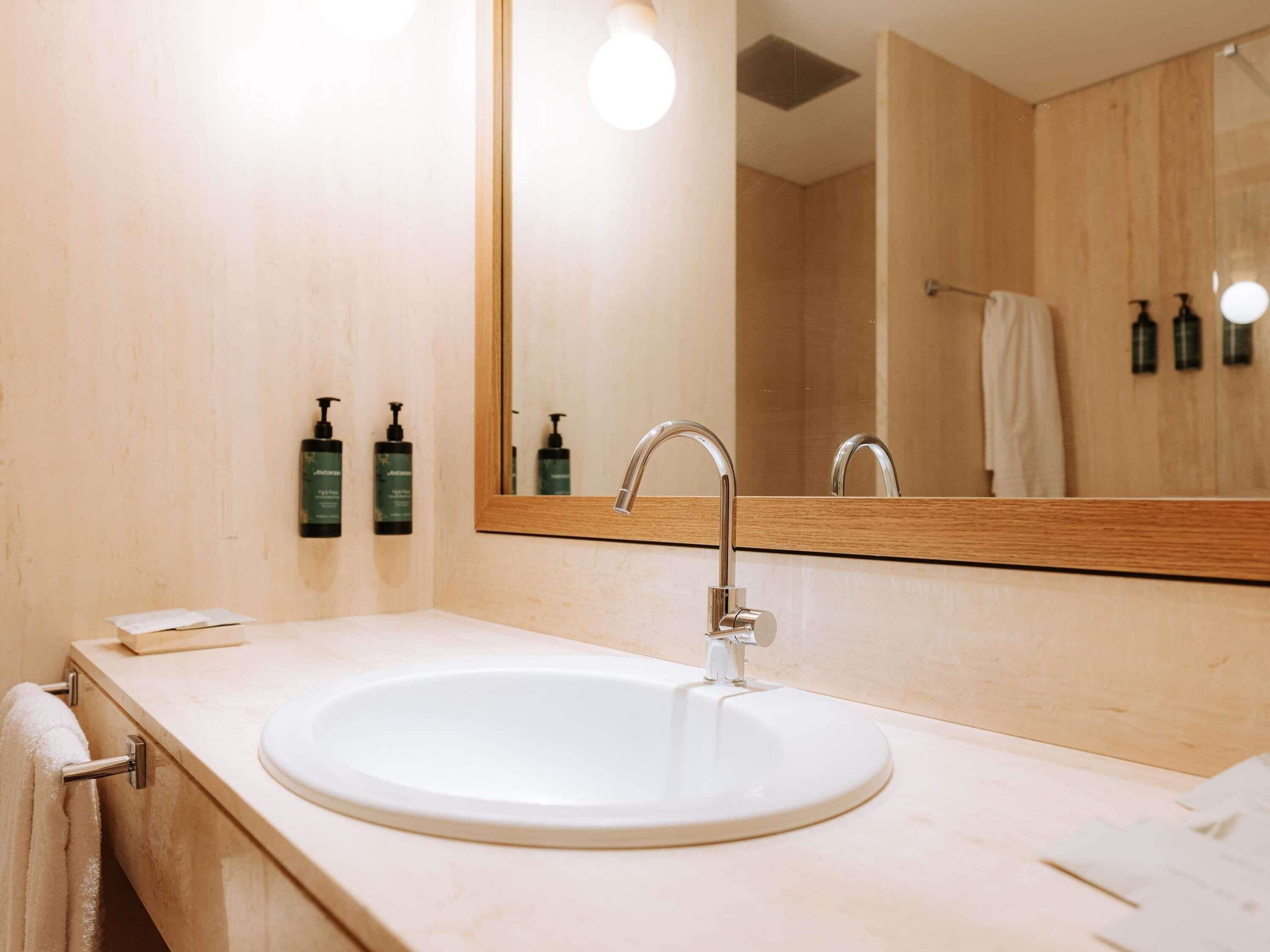 Suite | Minibar, cofre no quarto, secretária 