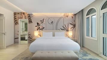 Minibar, cofre no quarto, secretária, ferro/tábua de engomar