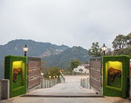 Uma entrada protegida com vista para uma paisagem montanhosa.