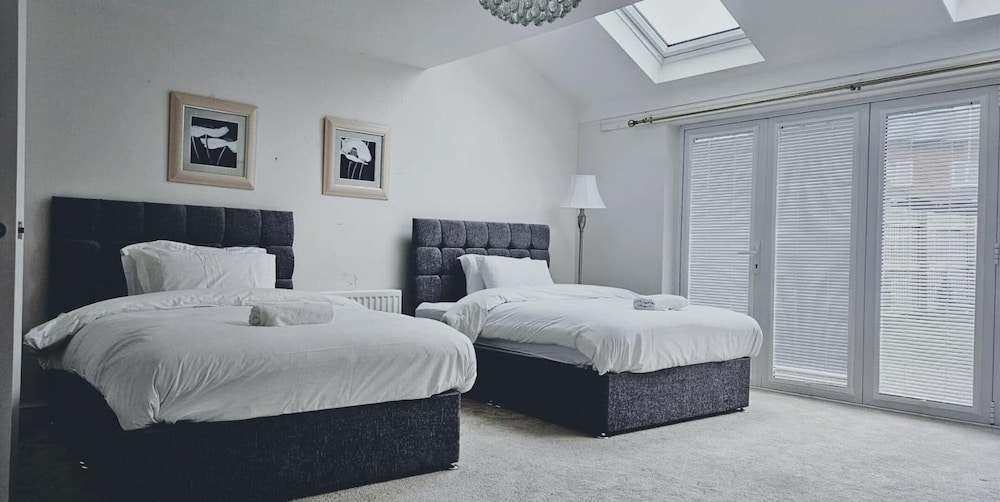 Luxury Getaway In Preston With 5 Bedrooms - Preston