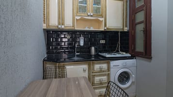 Quarto triplo família, 1 quarto, cozinha | Cozinha privada | Frigobar, cafeteira/chaleira, chaleira elétrica, produtos de limpeza