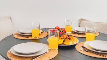 Apartamento, 2 quartos, não fumadores, varanda | Sala de estar | TV de ecrã plano