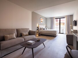 Large Room with Living Area | Sala de estar | Televisor de ecrã plano de 43 polegadas com canais por cabo 