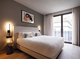 Roupas de cama premium, cofres nos quartos, escrivaninha