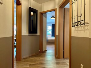 Apartamento conforto, 3 quartos, sauna seca, vista para a montanha | Área de estar | TV de tela plana 50 polegadas com canais a cabo
