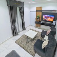 Apartamento econômico, sacada, vista para a cidade | Área de estar