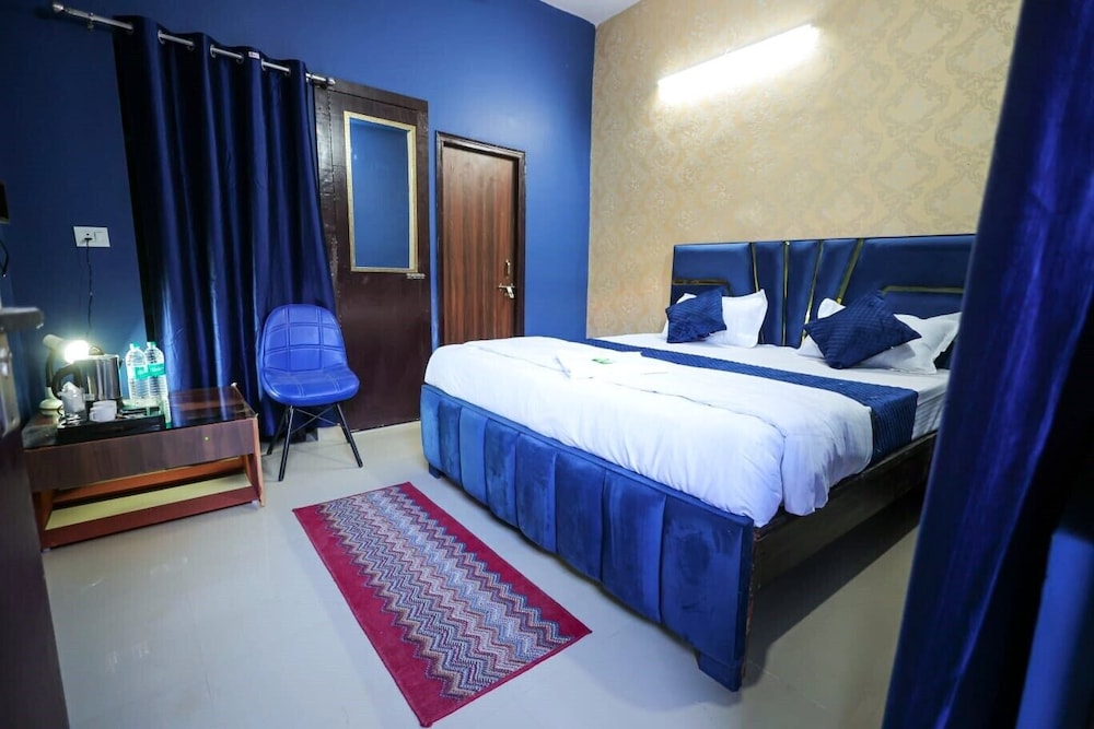 Hotel Spark Inn || Near Motherhood Hospital - Noida