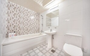 Quarto Duplo Superior | Casa de banho | Artigos de higiene pessoal grátis, um secador de cabelo, roupões 