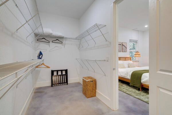 Near Lake Travis & Marina: Modern Austin Getaway! - Austin, TX